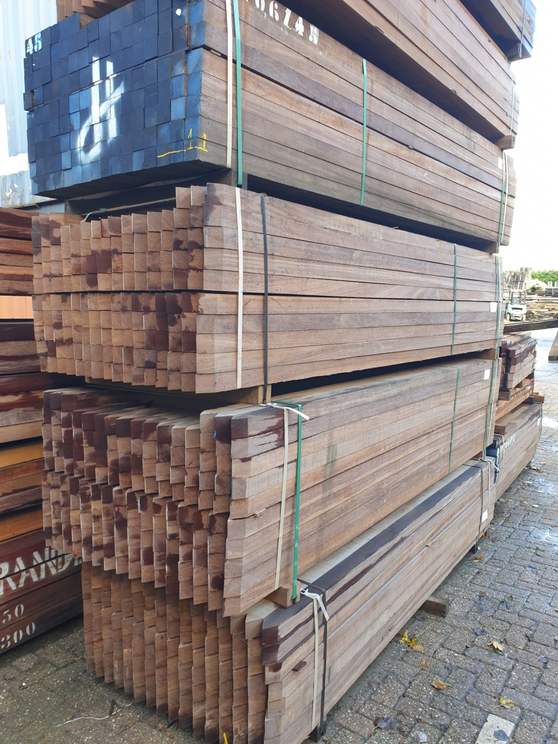 Azobe Hardhouten liggers / palen 60x60 - Houthandel Vierpolders